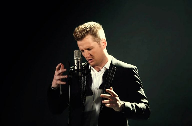 Cómo Contratar a Alexander Acha en【2025】